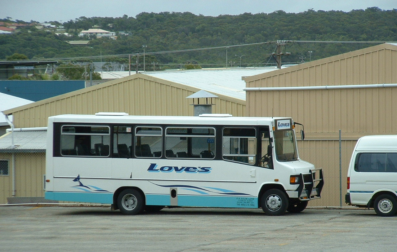 Love's Coaches & Bus Service | australia.SHOWBUS.com BUS IMAGE GALLERY