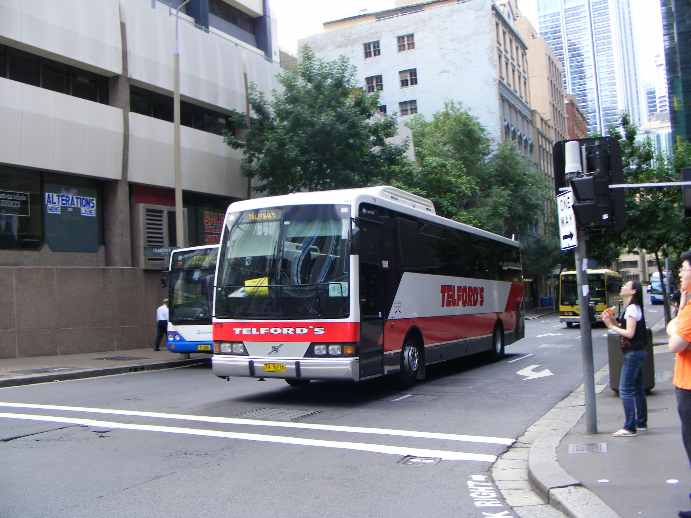 Tasmanian Redline Coaches | australia.SHOWBUS.com BUS IMAGE GALLERY